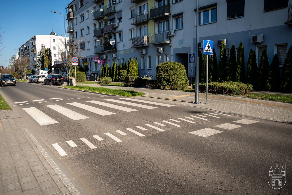 Nowe nawierzchnie, bezpieczniejsze skrzyżowania – remont ulic w centrum Jarocina zakończony!