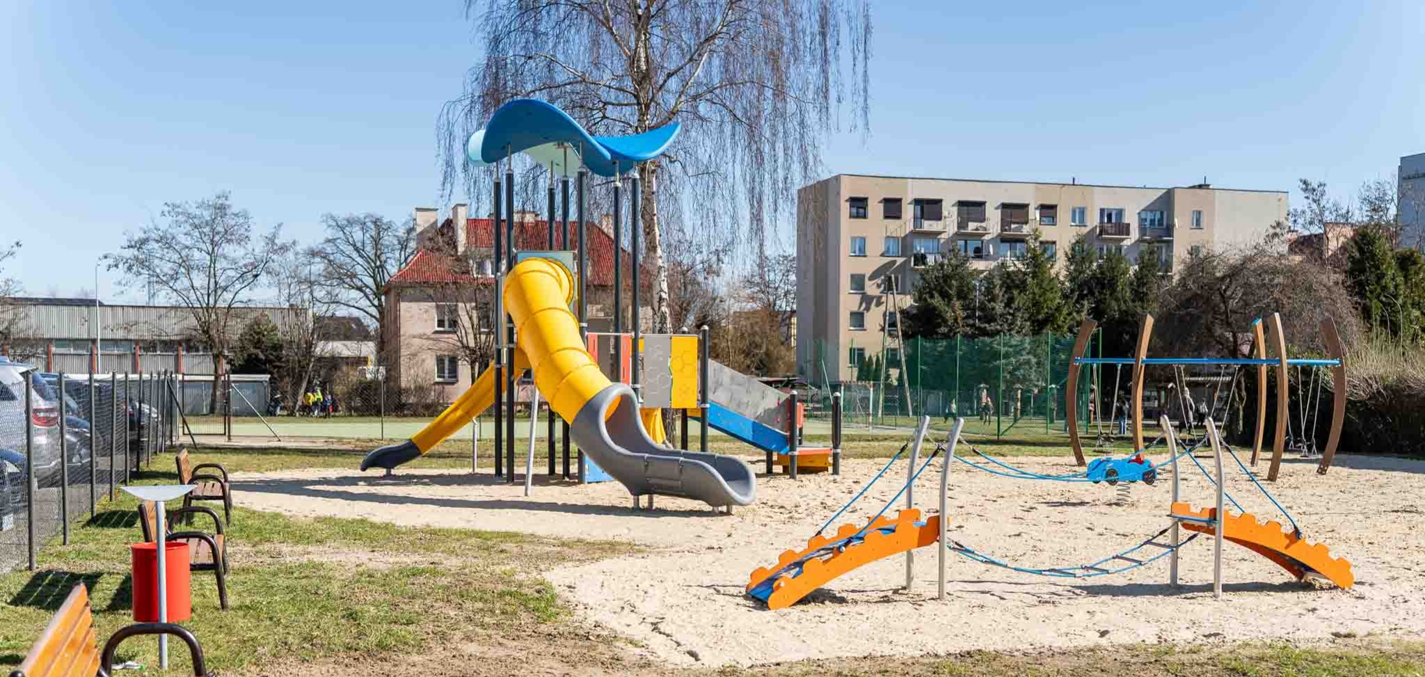 Nowy plac zabaw przy Zespole Szkół Nr 4 w Jarocinie już otwarty